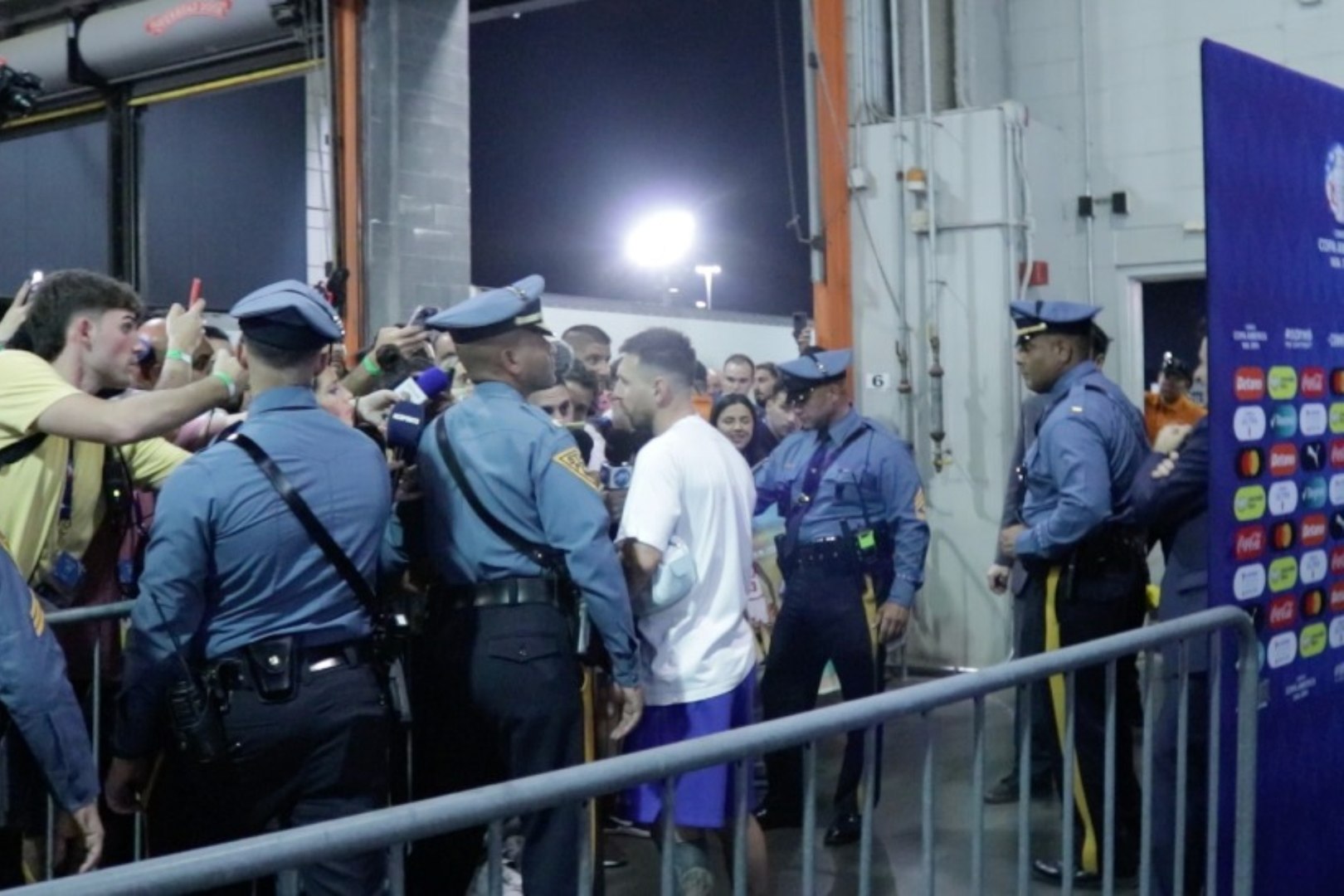 Leo Messi y la locura que genera y lo escolta la policía al estilo de ...