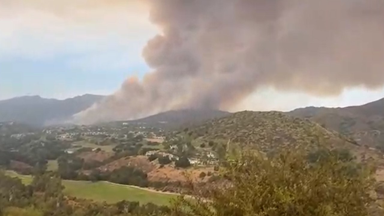 Video shows Airport Fire burning near homes in Robinson Ranch - video ...