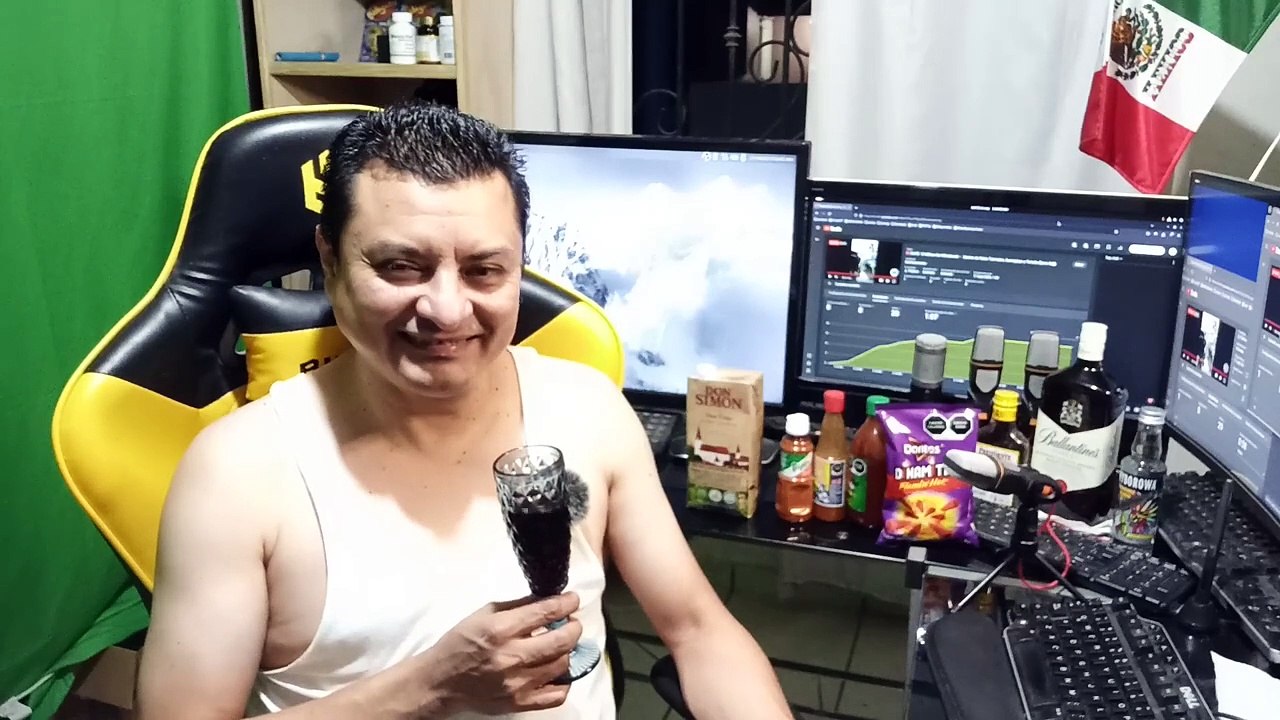 Bebiendo Una Caja De Vino Tinto Don Simon importado de españa mientras ...