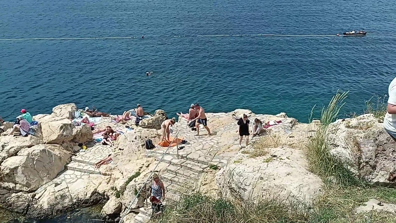 Plaža Monte, Rovinj, Hrvatska / Monte Beach, Rovinj, Croatia - video ...