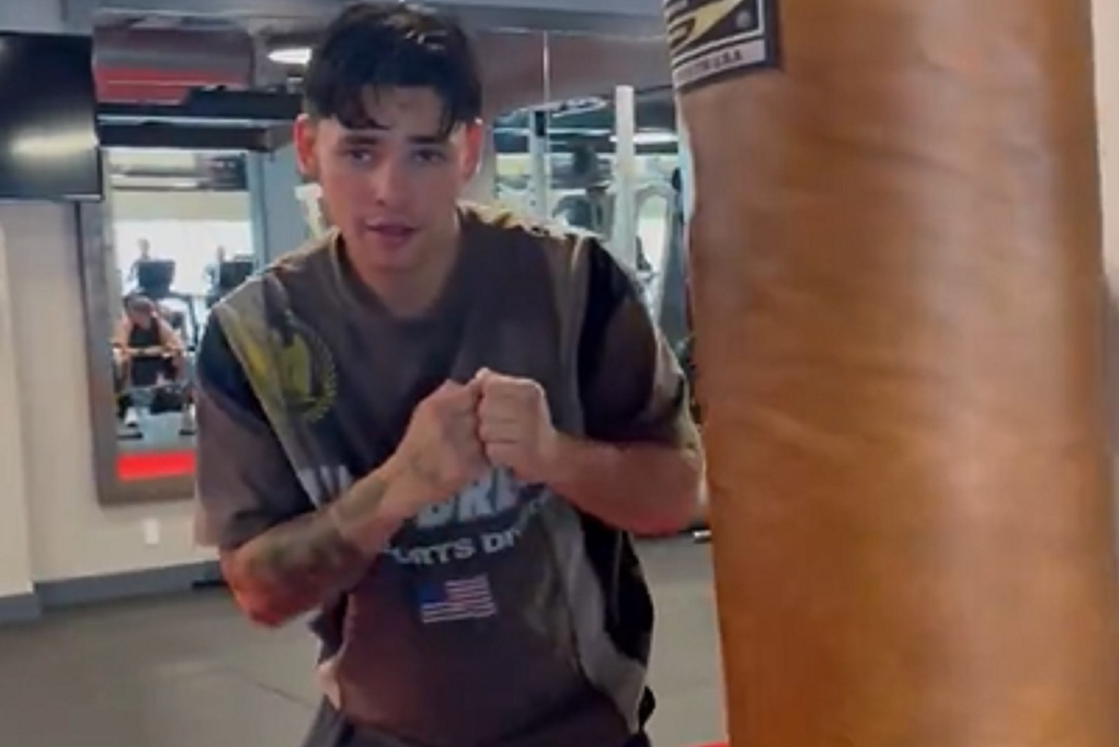 Ryan García entrena frente a equipo de Devin Haney y su novia le grita ...