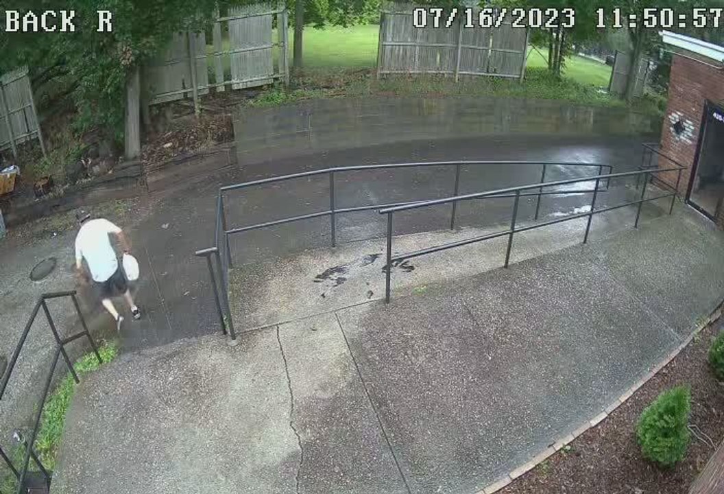 Man Slips on Puddle of Water - video Dailymotion