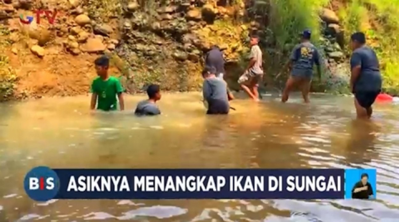 Menikmati Libur dengan Bermain di Sungai Sambil Mencari Ikan dengan ...