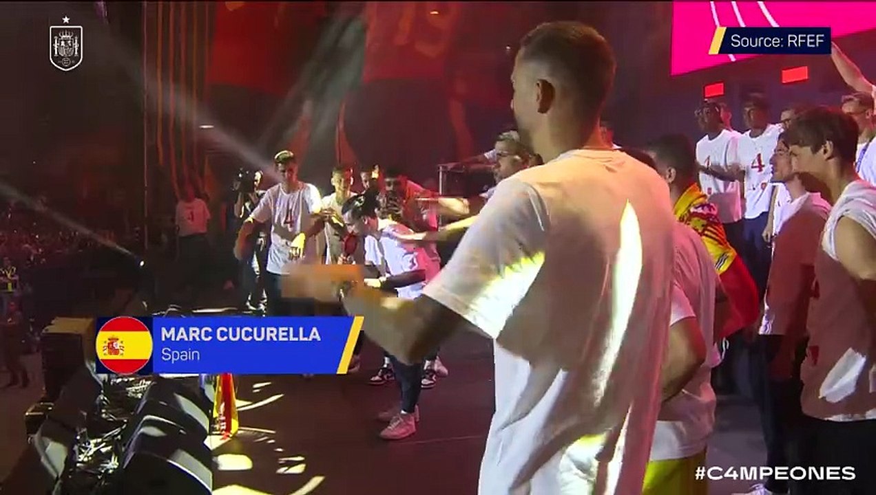 Cucurella sings his song to ecstatic Spanish fans - video Dailymotion