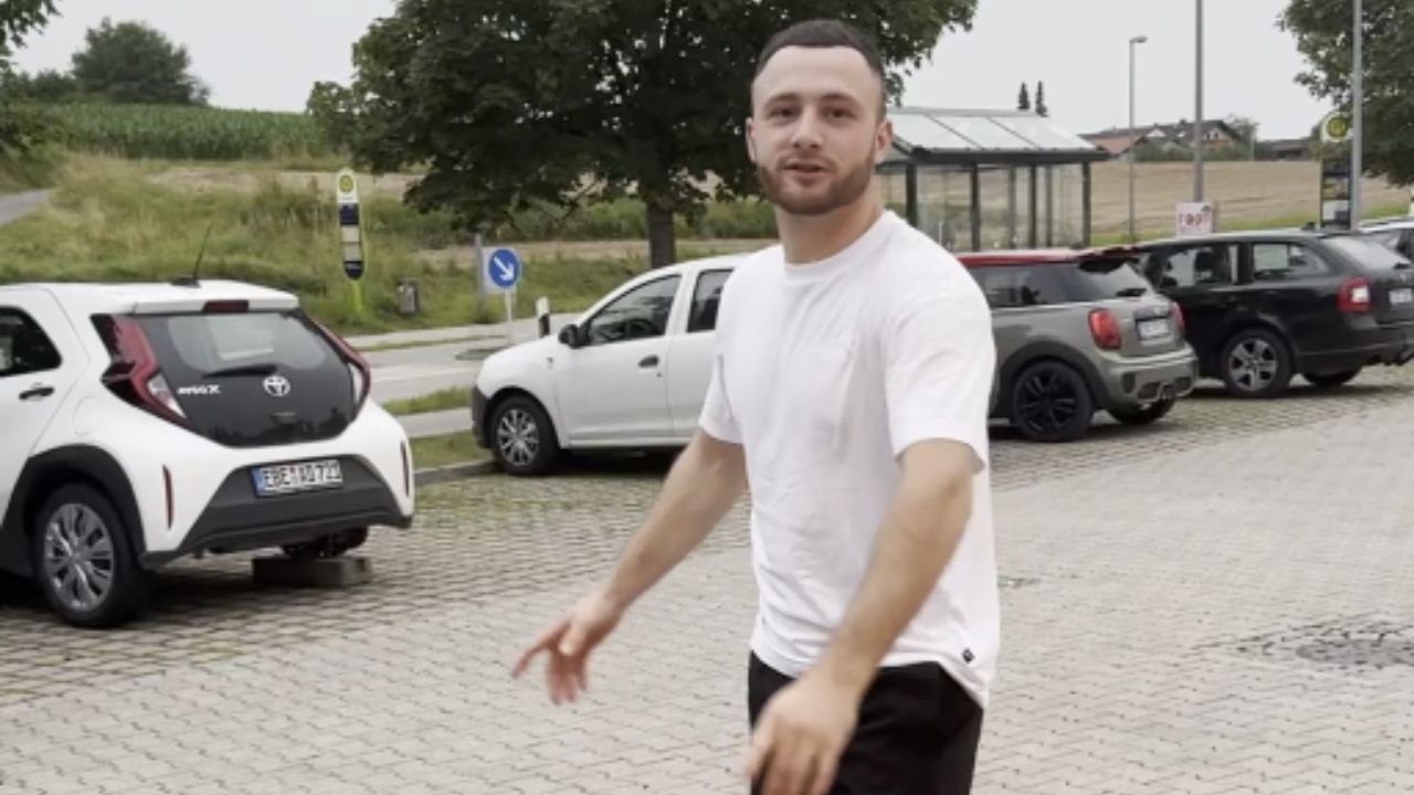 Hug gone wrong: Hilarious slipper fail steals the show during a vlog ...