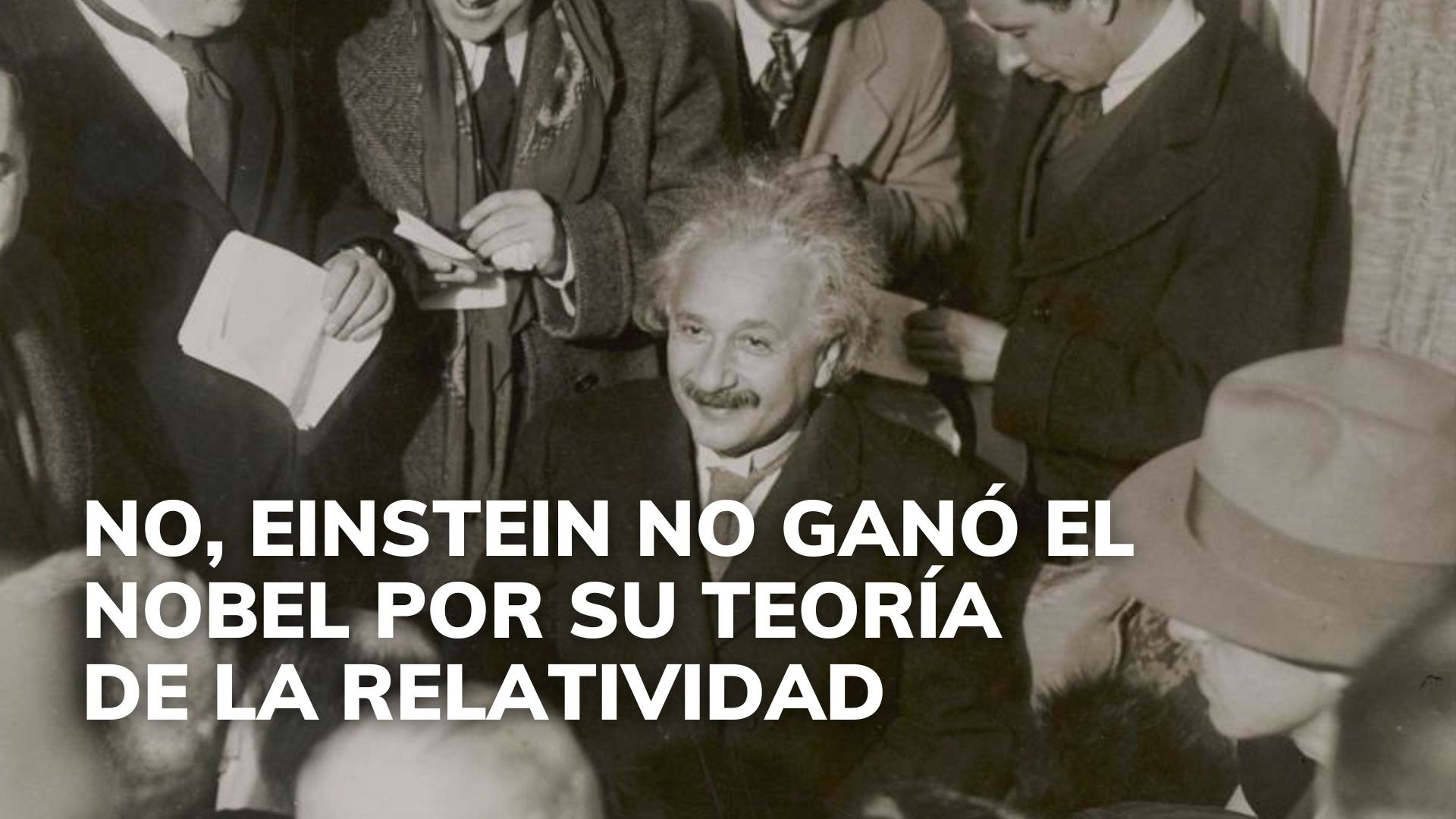 Albert Einstein Sosteniendo El Premio Nobel