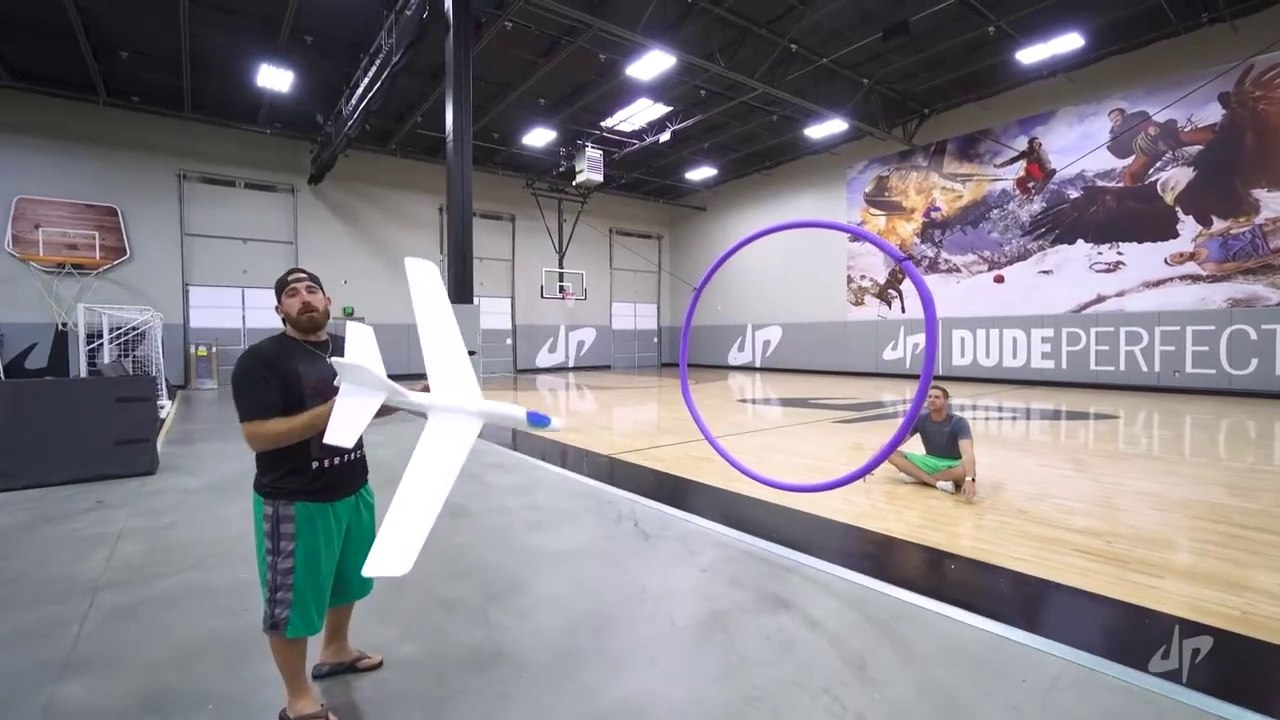 Airplane Trick Shots - Dude Perfect - video Dailymotion