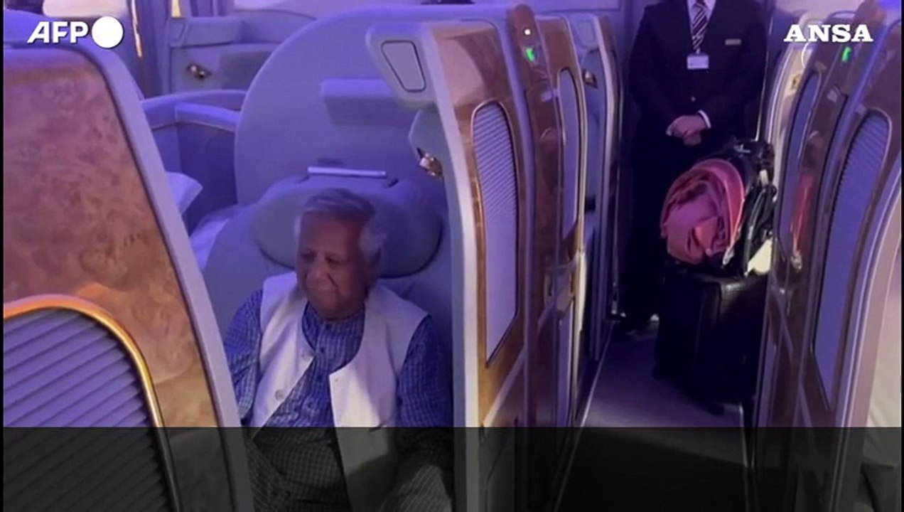 Bangladesh, l'arrivo del Premio Nobel per la Pace Muhammad Yunus ...