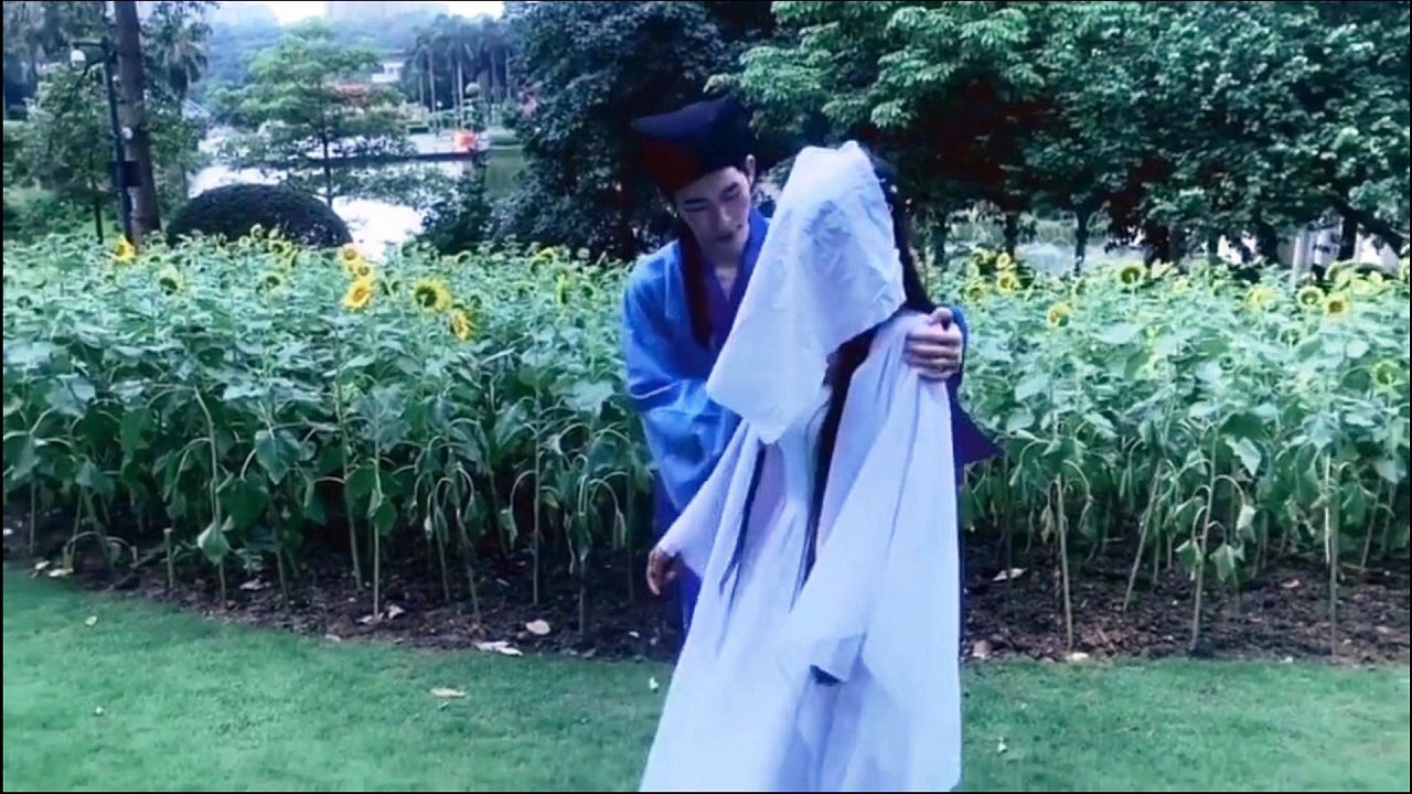 Yin Zhiping covered Xiaolongnü's eyes with a silk scarf and laid her on ...