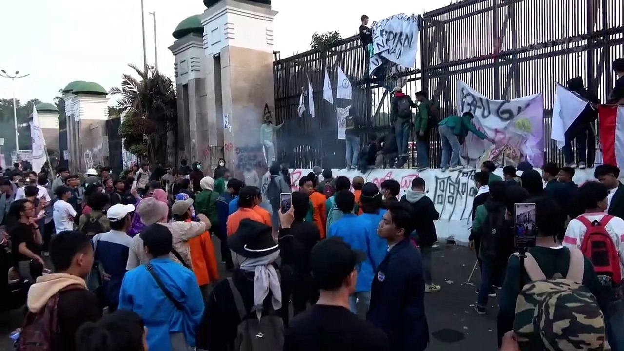 Amuk Mahasiswa di DPR karna tak ada tanggapan dari Anggota Dewan ...