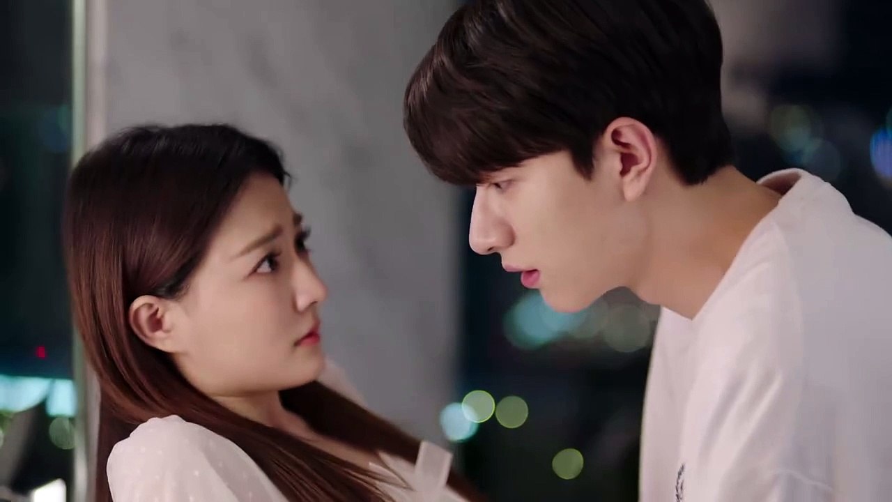 The female celebrity touched the boy's Adam's apple, and he almost ...