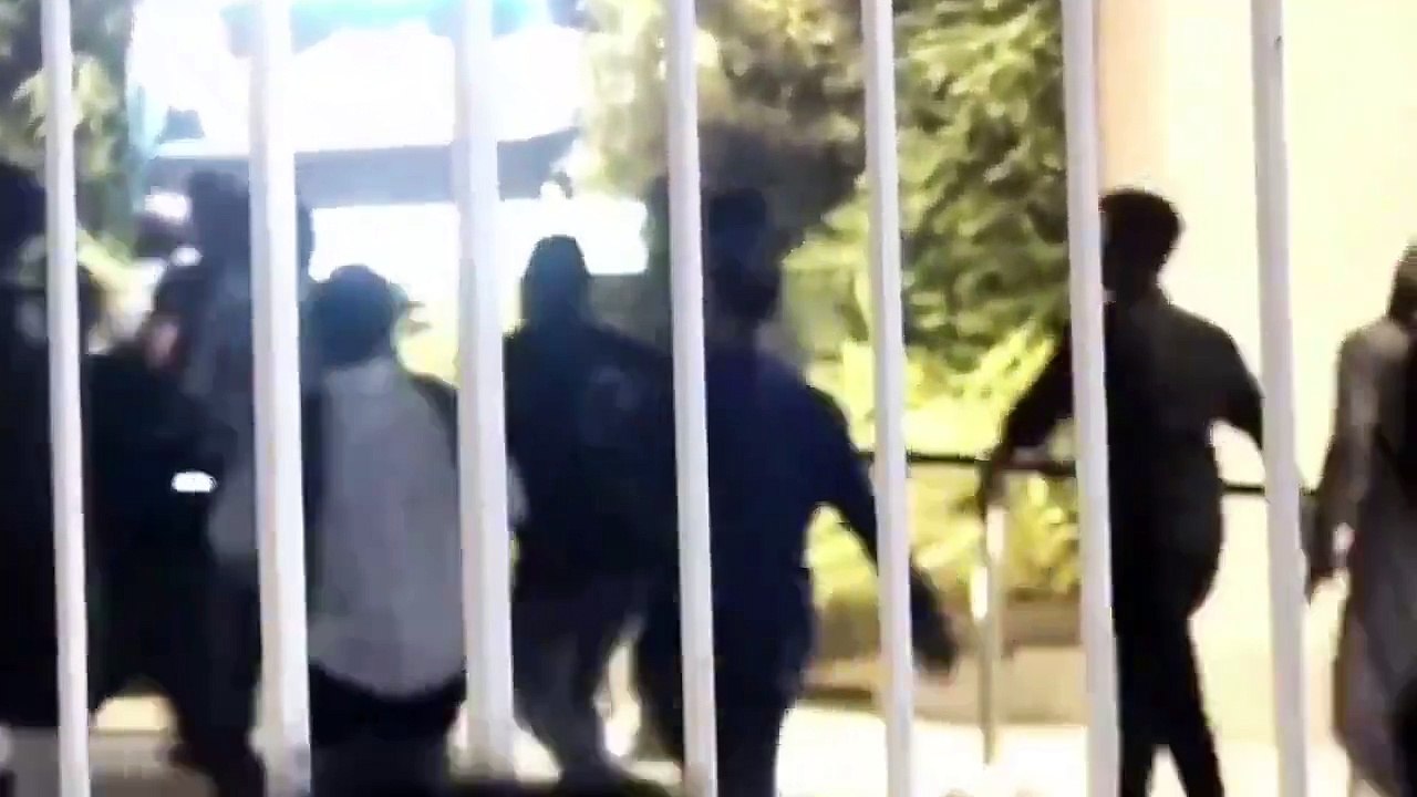 A huge crowd gathered outside Apple store at Mumbai's BKC - India's ...