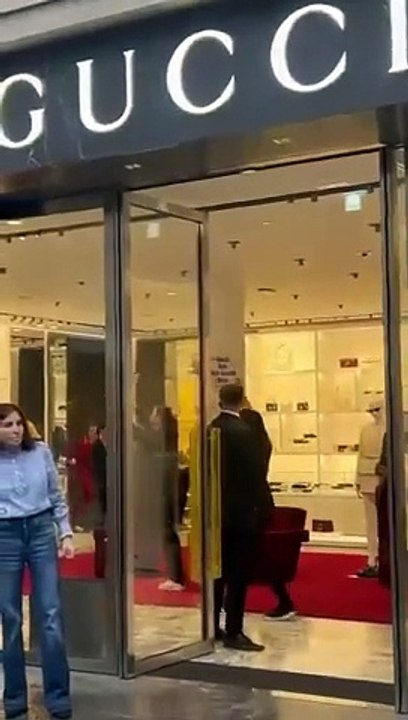 PETA campaigners crash Gucci opening - video Dailymotion