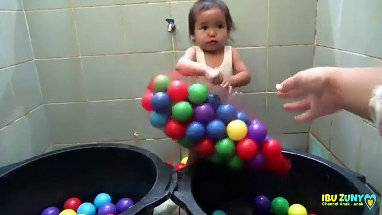 Balita Mandi Bola Warna warni, Bernyanyi balonku ada lima The Ball Pit ...