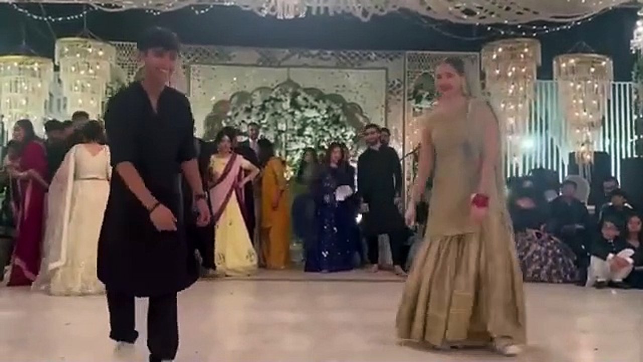 Hania Amir's Stunning Dance Performance with the Boy | Viral Dance ...