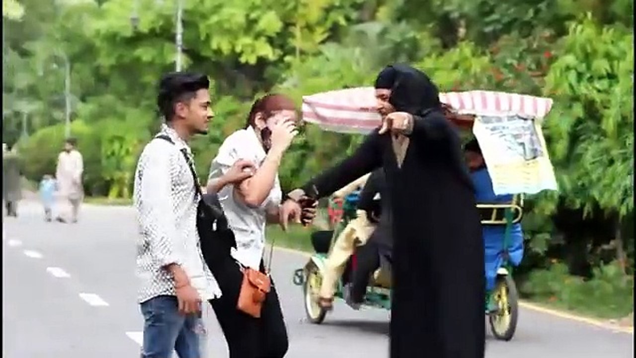 Burqa_Boy_Funny_Prank___Epic_Reaction_(360p) - video Dailymotion