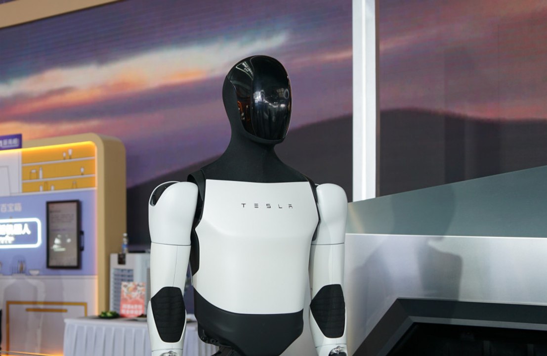 I, Robot director Alex Proyas slams Elon Musk for copying the movie's ...