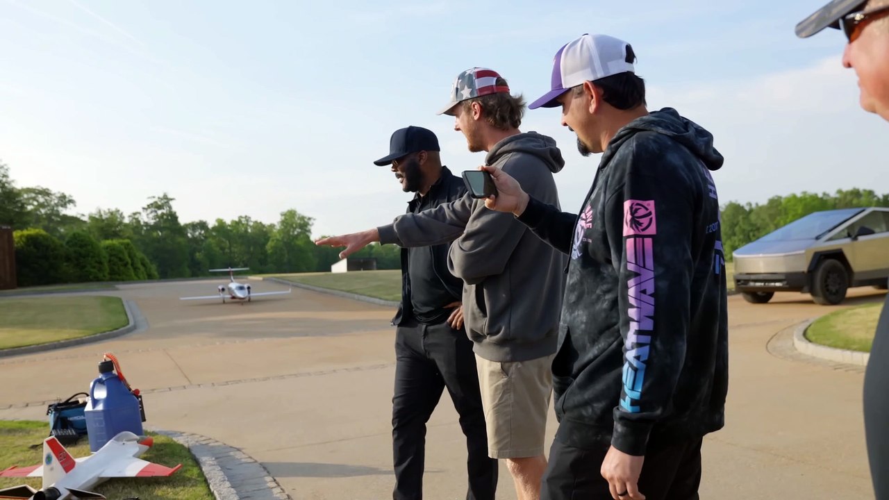 Flying RC planes with Tyler Perry and Cleetus McFarland - video Dailymotion