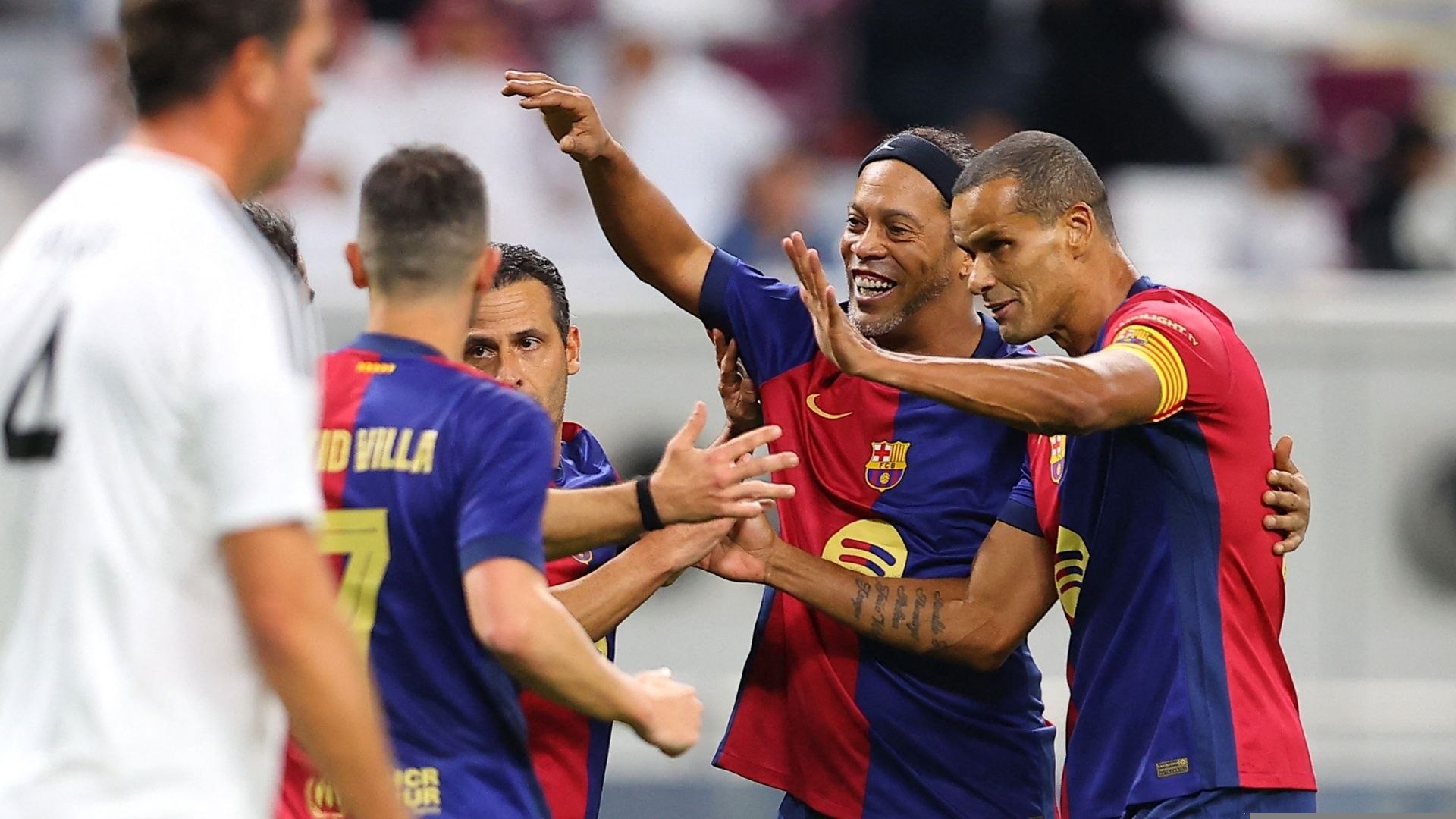 (VIDEO) Ronaldinho's Magical Free-Kick Steals the Show in the Legends ...