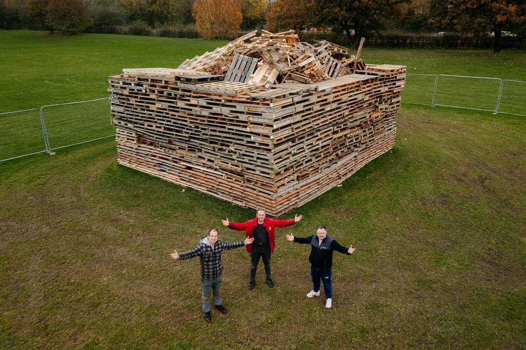 Donnington Bonfire Returns For It's 39th Year! - video Dailymotion