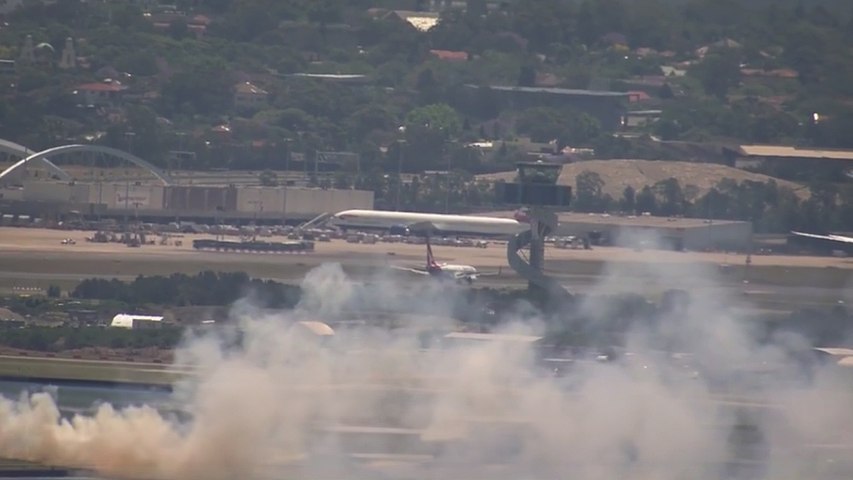 Sydney airport fire: Qantas 'engine malfunction' ignites grass fire ...