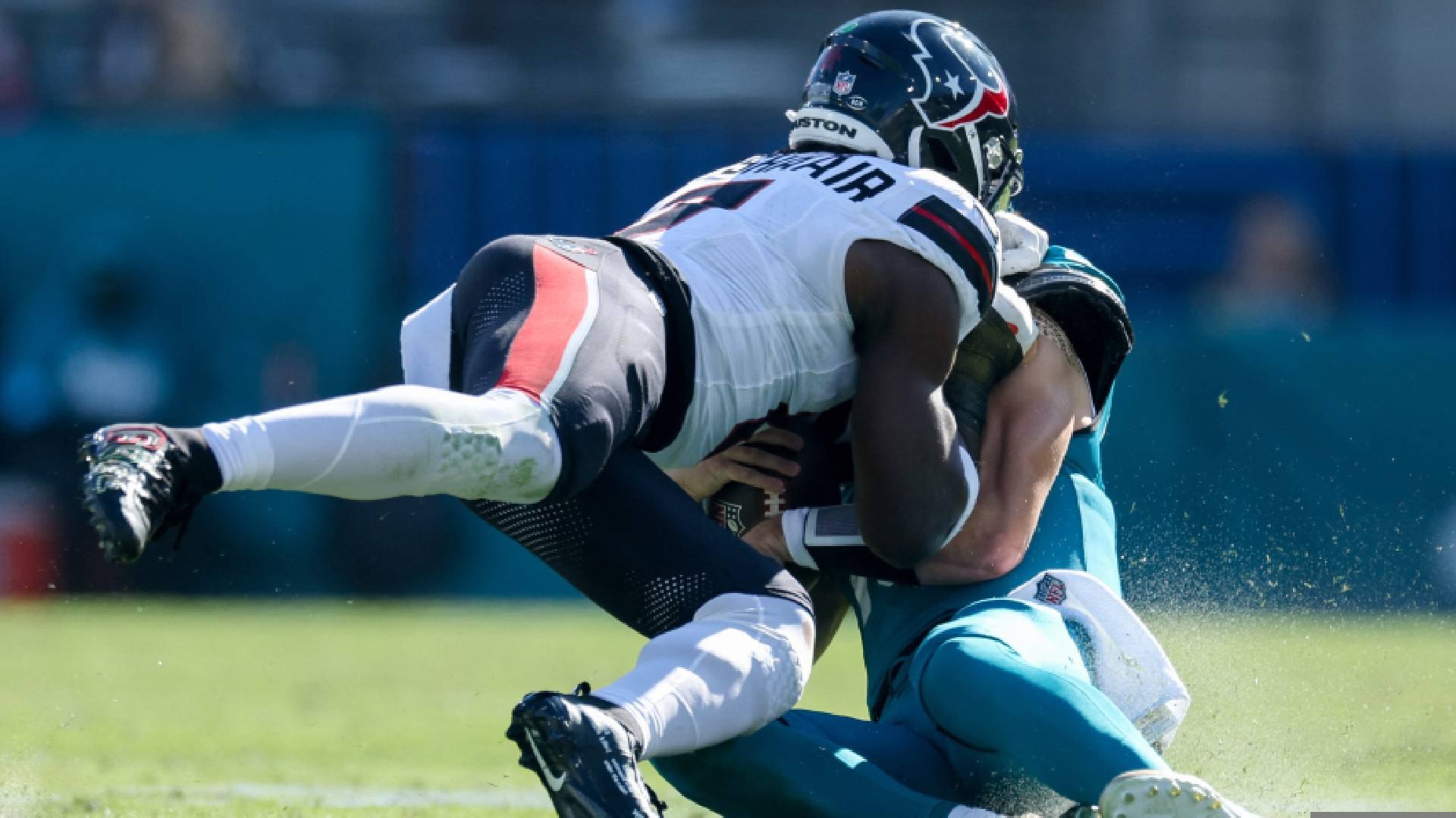 (VIDEO) The Hard Hit on Trevor Lawrence in the NFL | beIN SPORTS