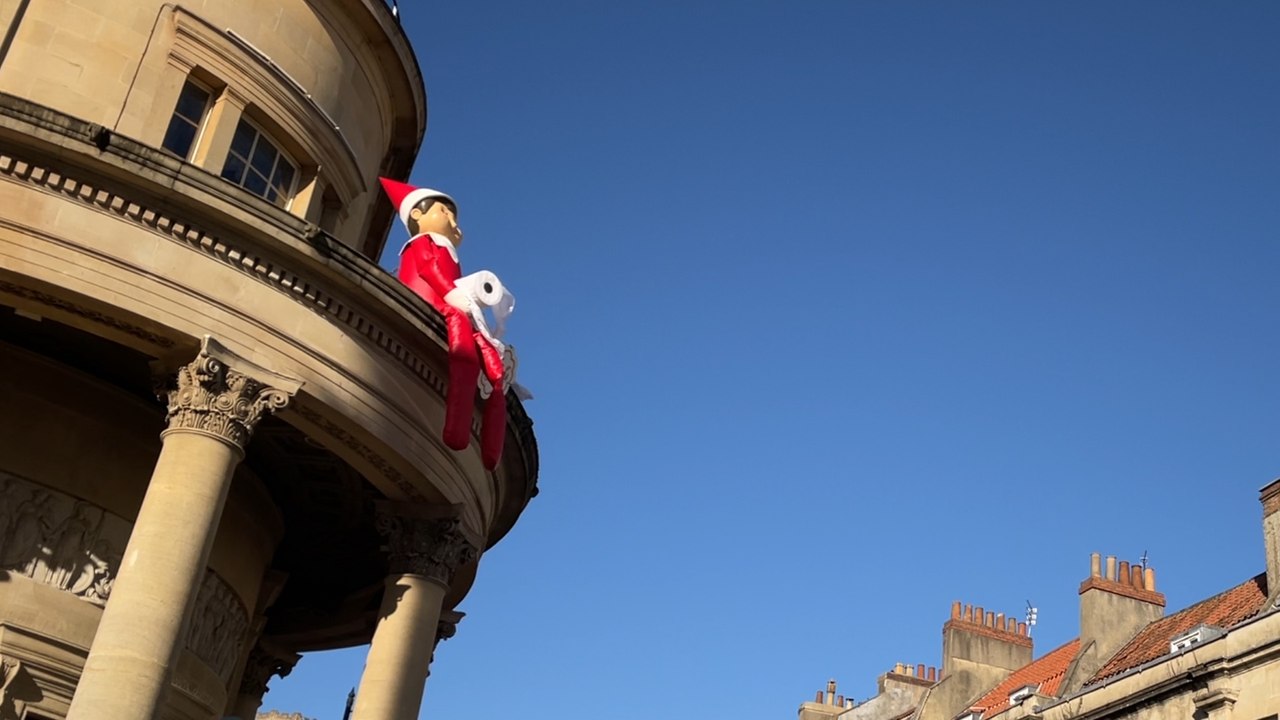 A giant elf appears in the city of Bristol! - video Dailymotion