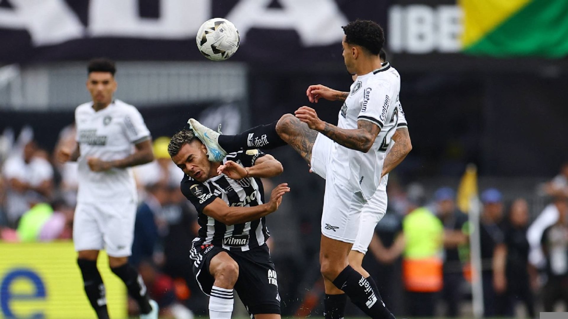 (VIDEO) The Shocking Kick in the Copa Libertadores Final | beIN SPORTS