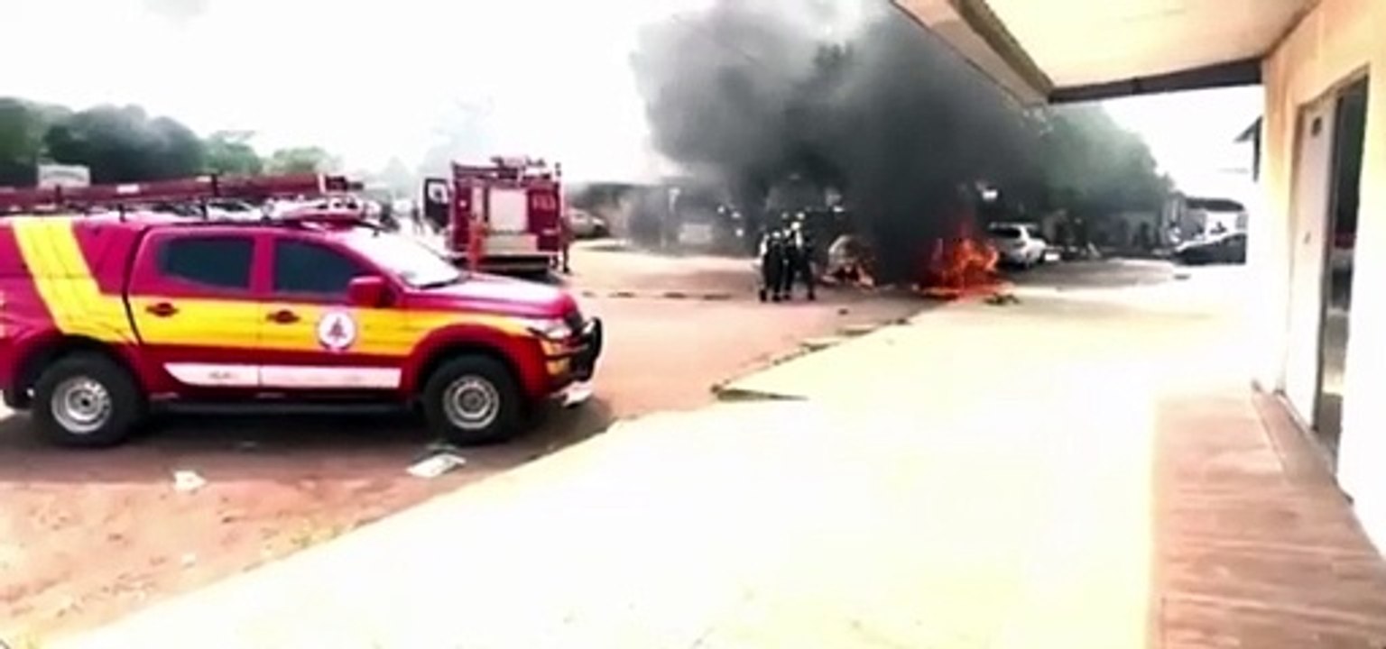 Carro pega fogo e fica destruído em estacionamento - Vídeo Dailymotion