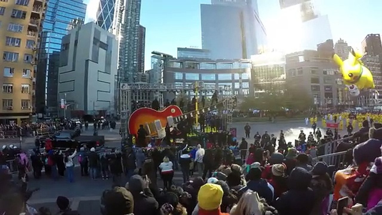 Macy's Thanksgiving Day Parade Jimmy Fallon And The Roots Float Crashes ...