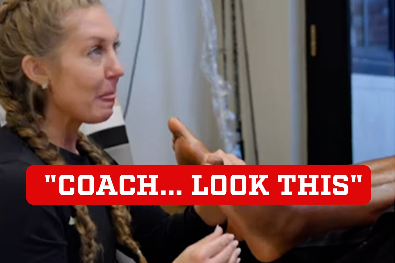 Deion Sanders shows his amputated toes to a masseuse - MARCA TV English