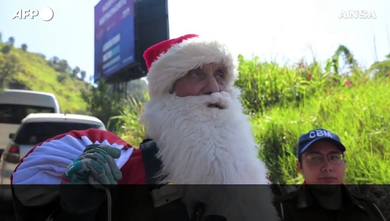 Guatemala, un pompiere vestito da Babbo Natale si cala da un ponte per ...