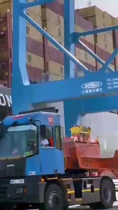 Una 'megagrúa' de OPCSA carga un contenedor en el buque 'MSC Simona ...