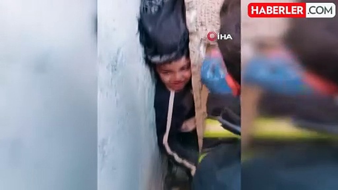 Oyun Oynayan Çocuk, Duvara Sıkıştı: İtfaiye Kurtardı - Dailymotion Video
