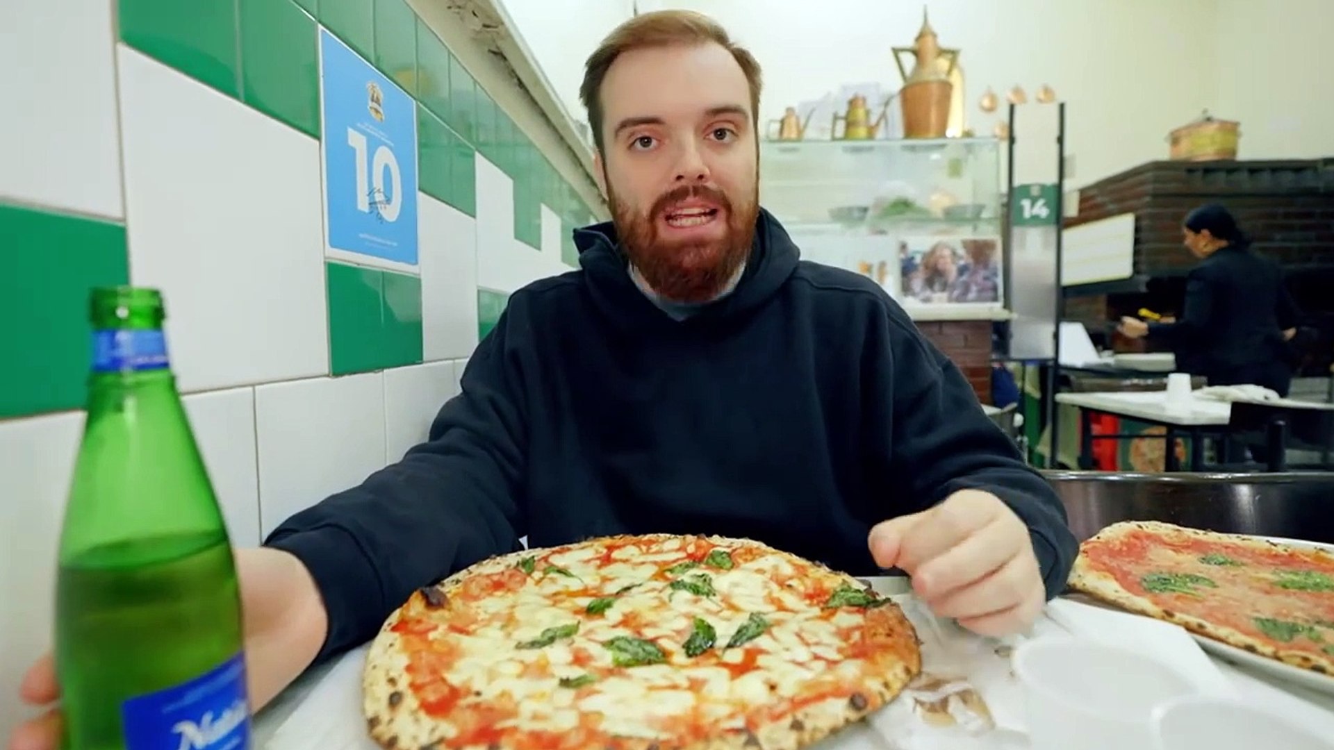 Ibai come en la mejor pizzería del mundo en pleno Nápoles - MarcaTV