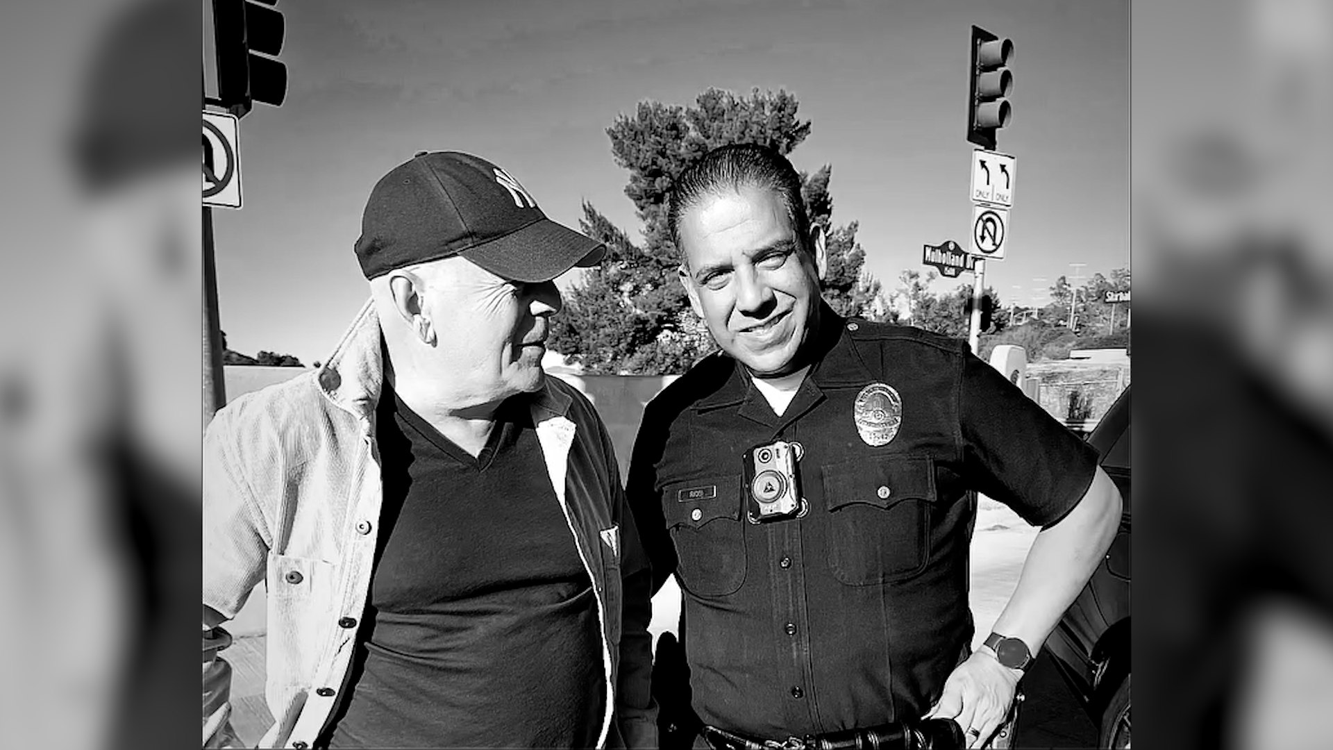 Bruce Willis reappears to thank police officers for their work in ...