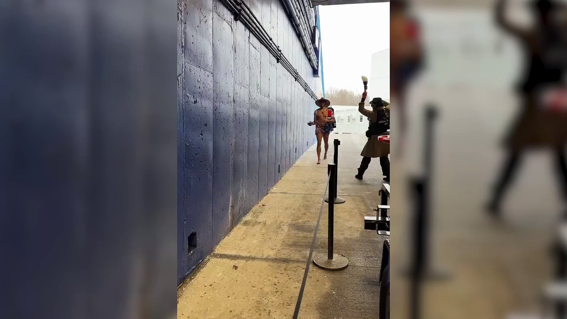 La NFL se juega en la nieve... y Mack Hollins llega descalzo y en traje ...