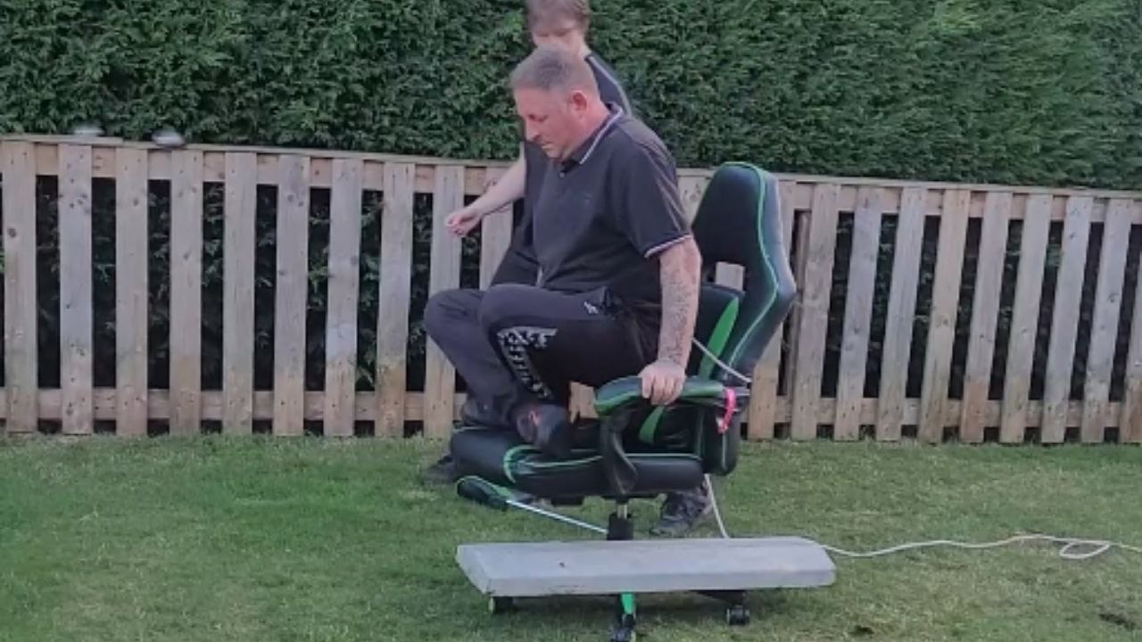 Hilarious attempt to spin man on old gaming chair leads to a quick fall ...