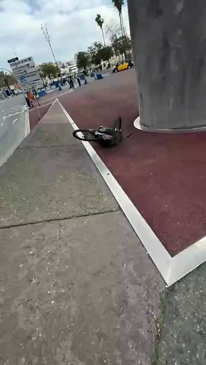 Cyclist Loses Balance Mid-Flip And Takes Hard Fall - video Dailymotion