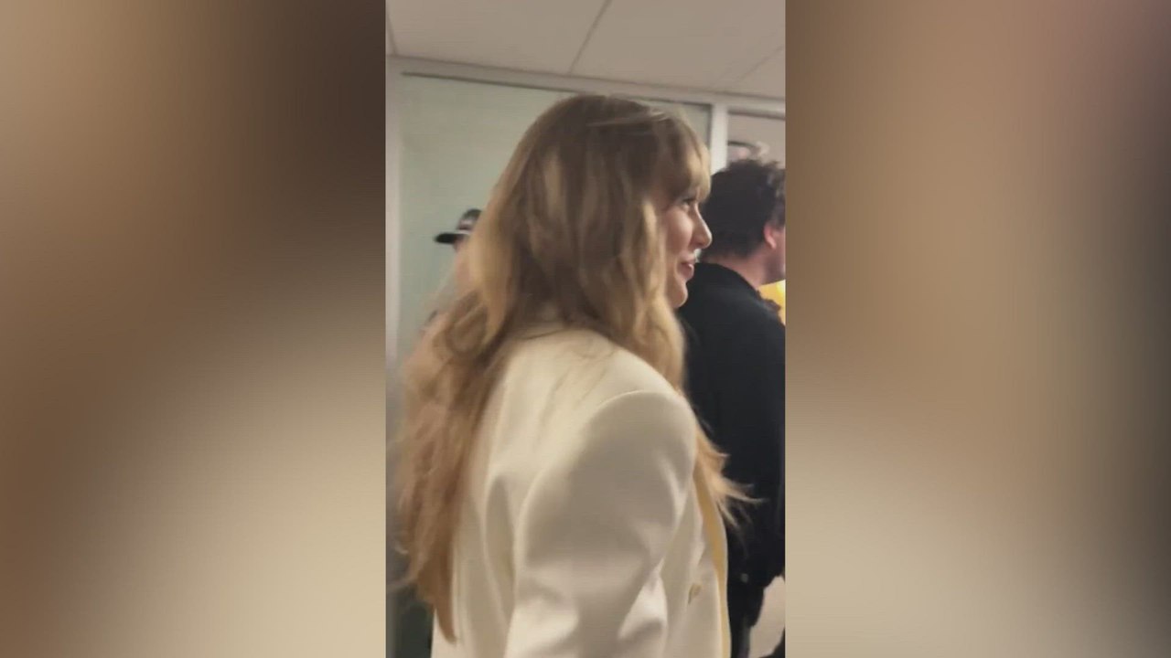 Taylor Swift surprises fans with a warm 'hello' as she arrives at Super Bowl LIX - Vídeo Dailymotion