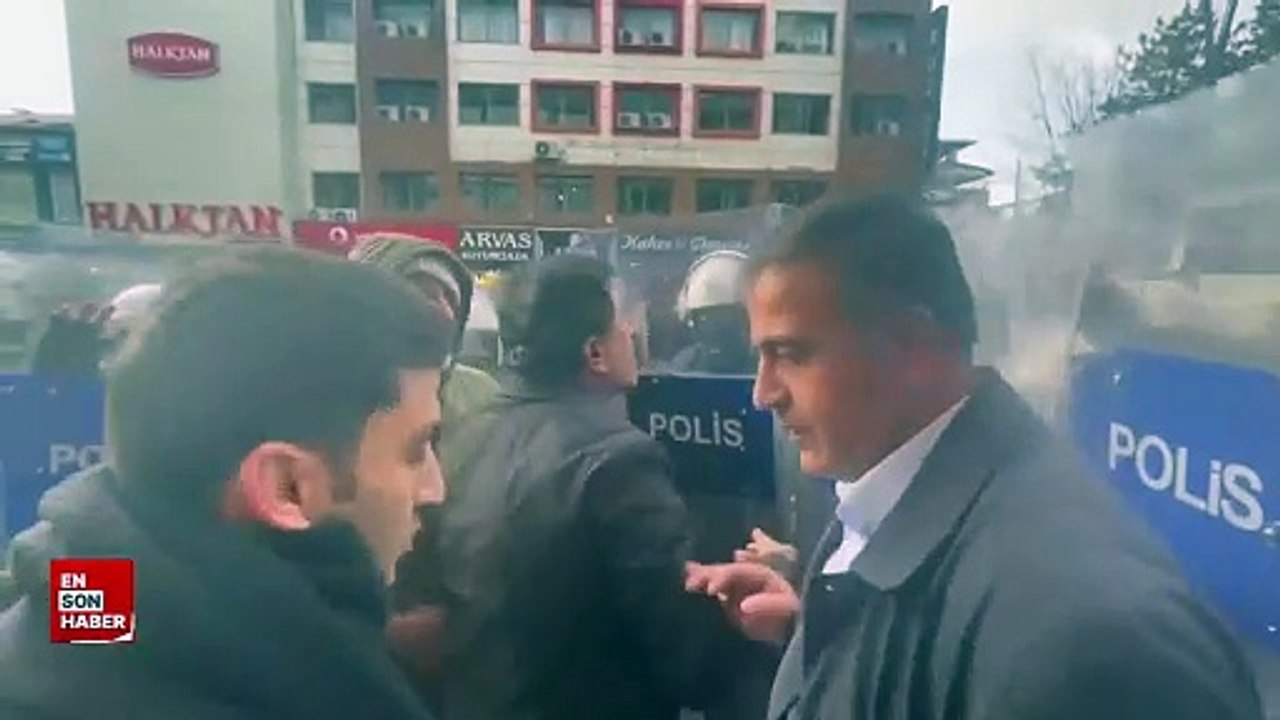 Dem Parti Van Milletvekili Mahmut Dindar polisin üstüne yürüdü ...