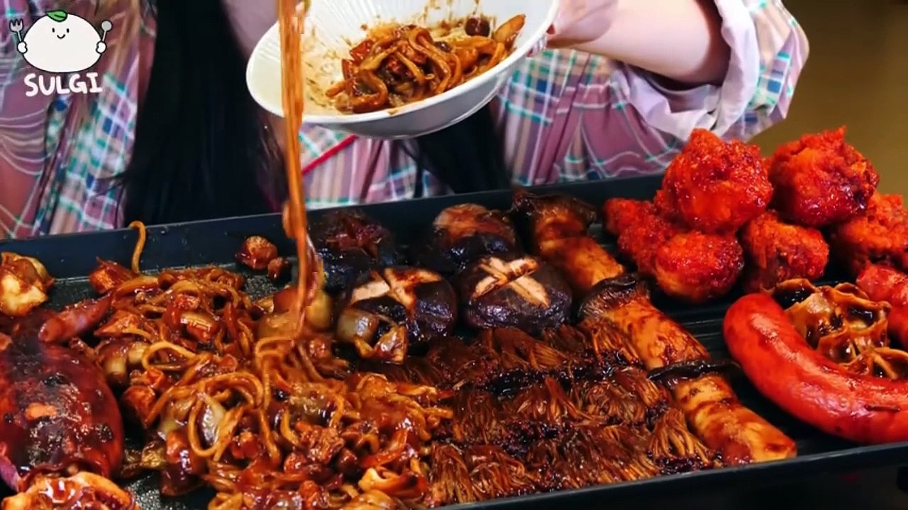 ASMR MUKBANG Fire spicy Black bean Mushrooms, Kielbasa Sausage, Seasoned Chicken, Noodles ...