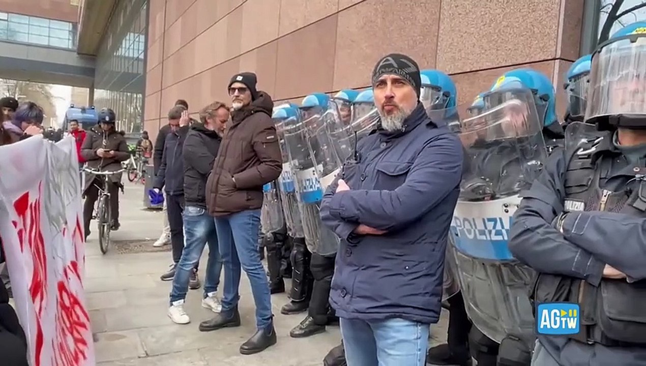 Torino, tensione al Politecnico per la visita di Tajani: la protesta ...