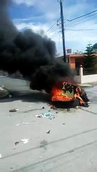 Quema de gomas en Hato Mayor en protesta por carretera - Vídeo Dailymotion