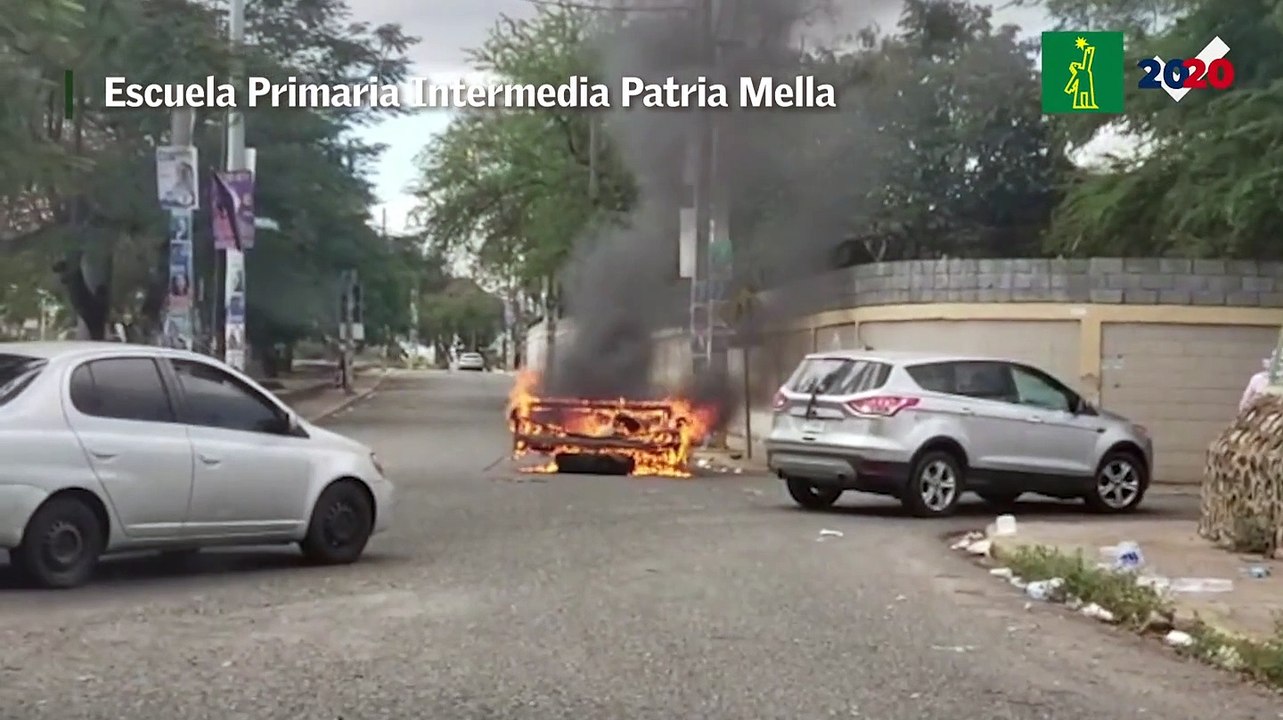 Quema de goma en la escuela electoral Primaria Intermedia Patria Mella ...