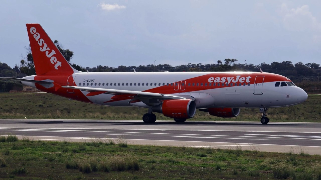 Families row on easyJet flight causes emergency landing - video Dailymotion