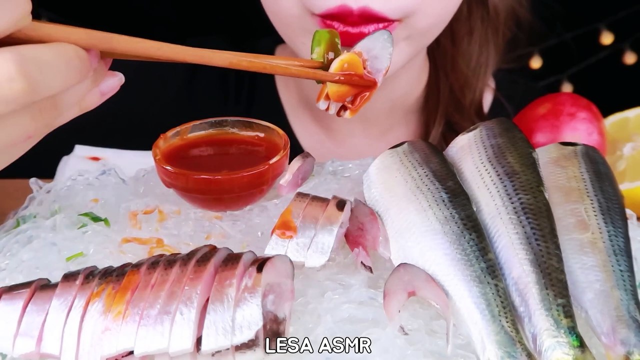 ASMR RAW GIZZARD SHAD EATING SOUNDS MUKBANG 전어 먹방 コノシロ刺身咀嚼音 - video Dailymotion