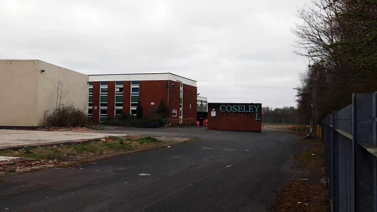 Former Coseley school site, building work paused. - video Dailymotion