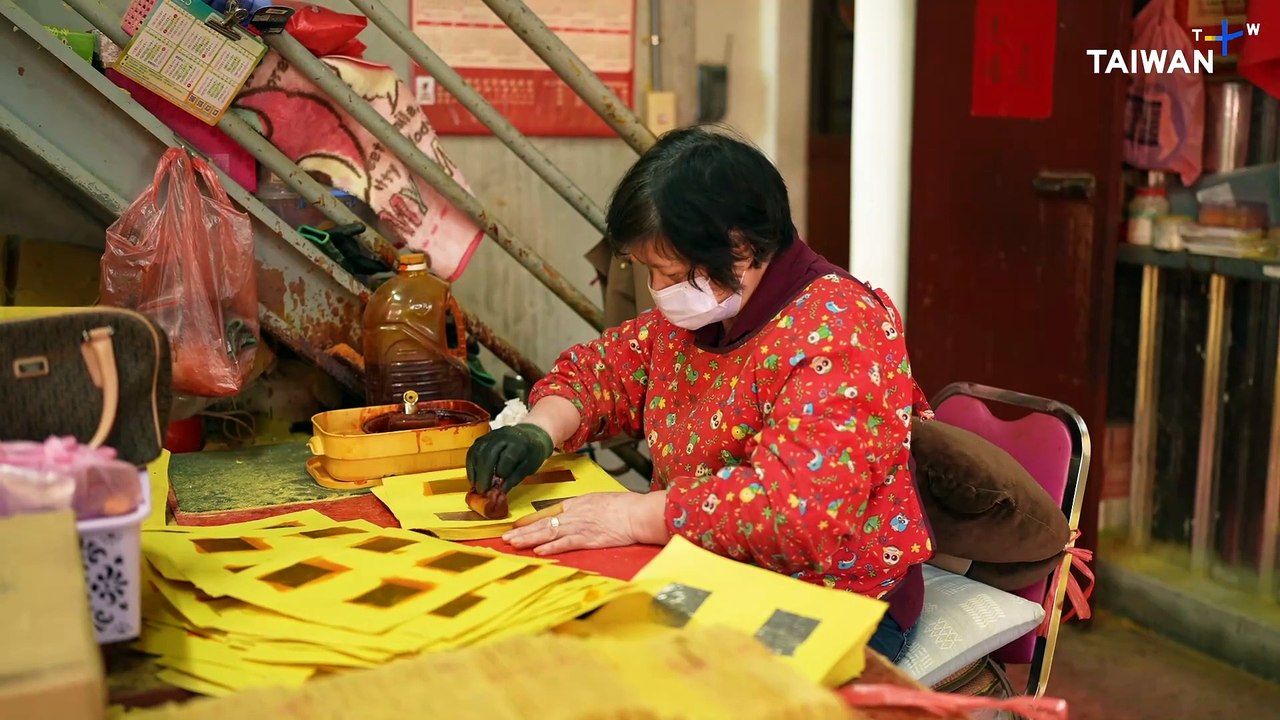 Family Business Keeps Handmade Joss Paper Craft Alive - video Dailymotion