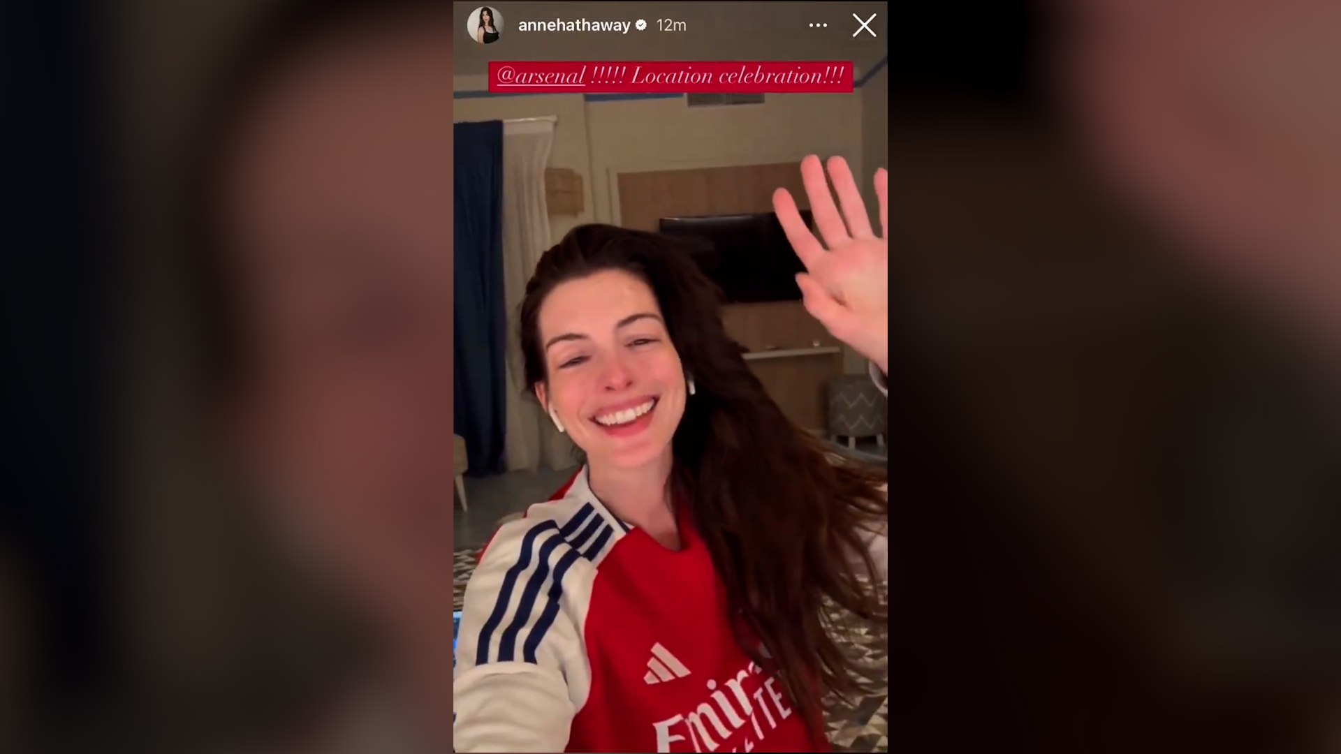 La actriz Anne Hathaway le canta al Arsenal por ganar al Real Madrid ...